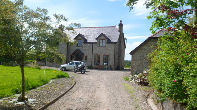 front of house with detached garage - Classique - Façade - Autres ...