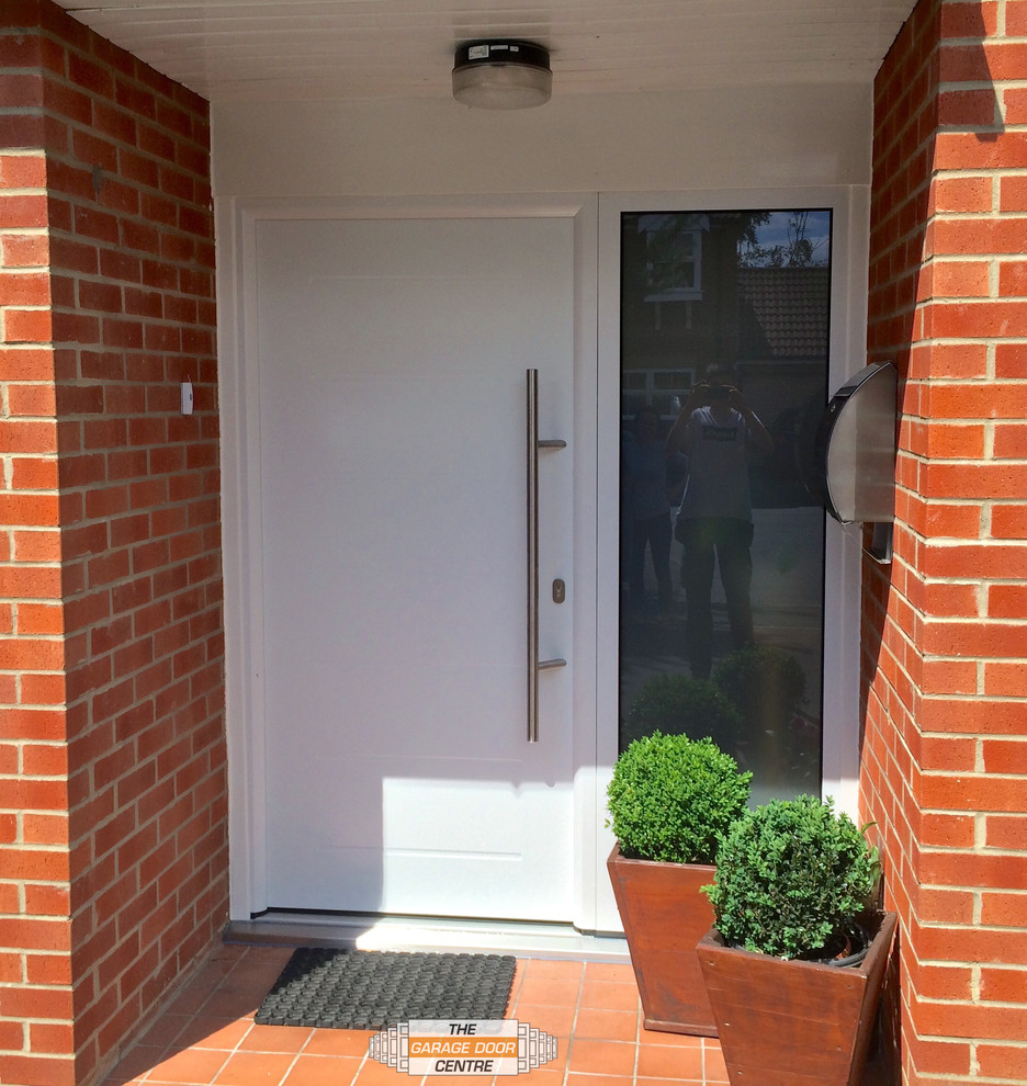 Hormann ThermoPro Style 015 in traffic white RAL 9016. - Contemporary ...