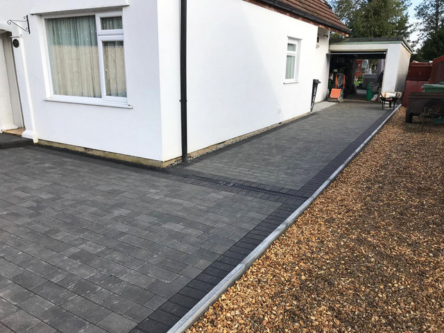 L Shaped Block Paved Driveway - Классический - Фасад дома - Оксфордшир ...