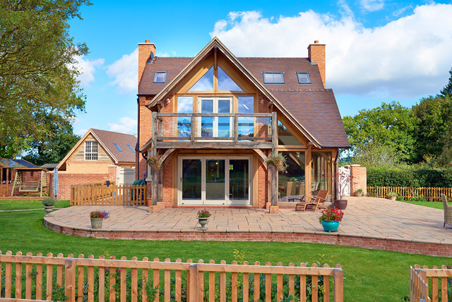 An oak frame village-style home in Staffordshire - Montagne - Façade ...