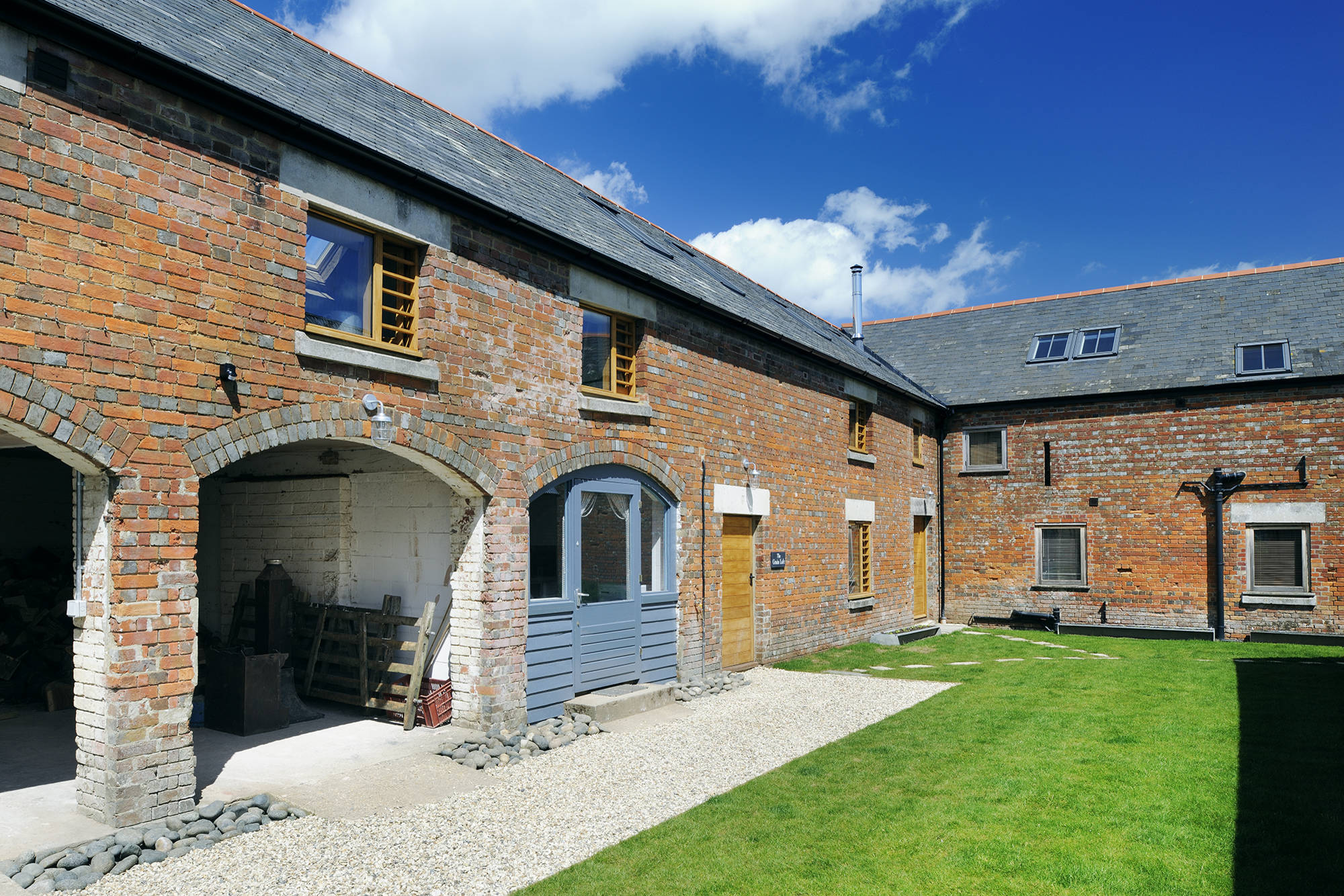 House Tour: A Run-down Barn Conversion Gets a Modern Rustic Makeover ...