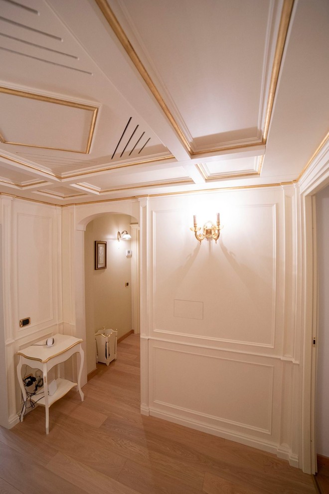 BOISERIE LACCATA CON SOFFITTO A CASSETTONI - Traditional - Entry - Rome ...