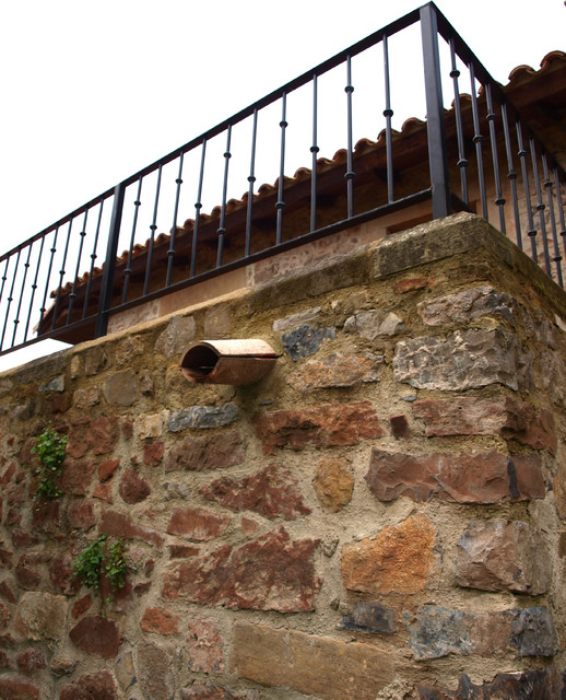 DETALLE DE GÁRGOLA EN MURO DE PIEDRA - Klassisch - Garten - Sonstige ...