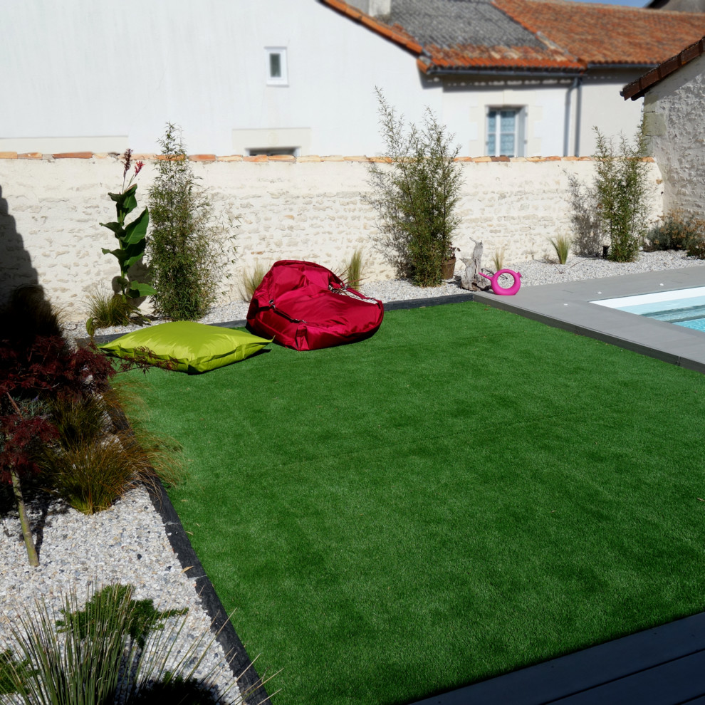 Aménagement d'un jardin avec terrasse bois et gazon synthètique ...