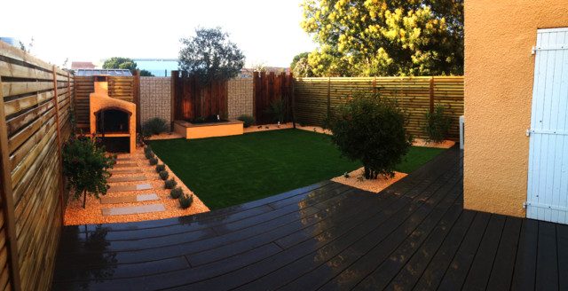 Aménagement d'un jardin avec terrasse en bois et gazon synthètique ...
