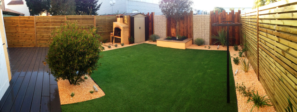 Aménagement d'un jardin avec terrasse en bois et gazon synthètique ...