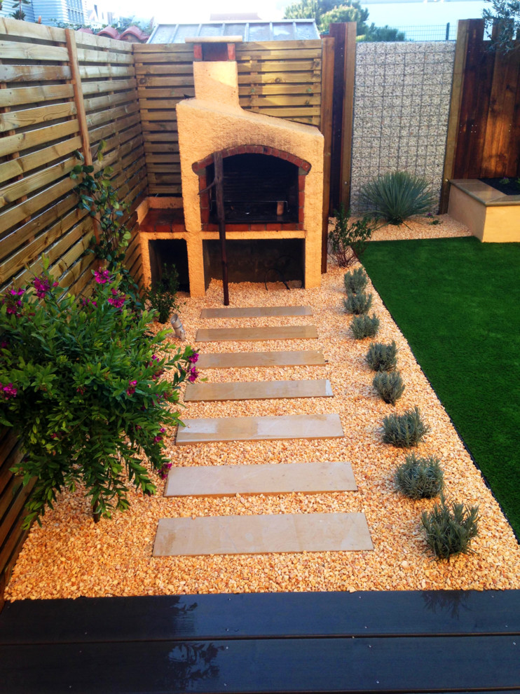 Aménagement d'un jardin avec terrasse en bois et gazon synthètique ...