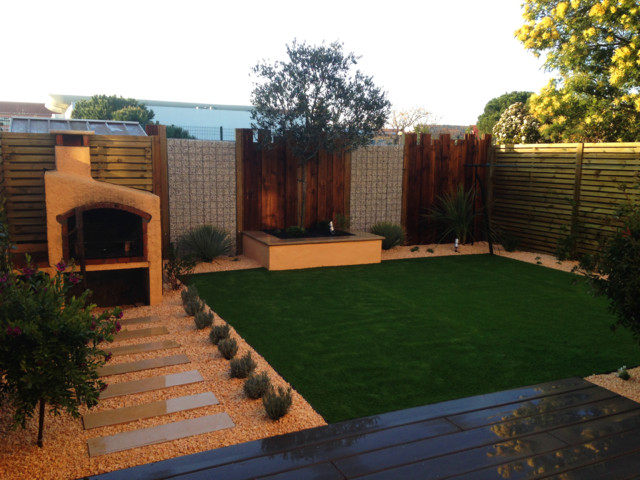 Aménagement d'un jardin avec terrasse en bois et gazon synthètique ...