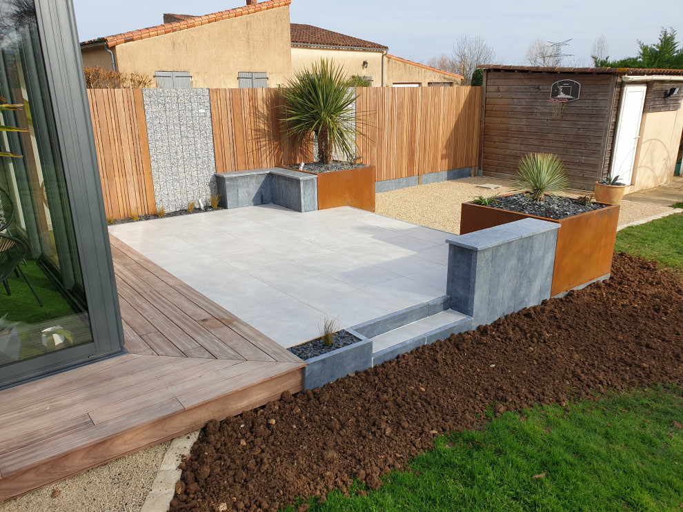 Aménagement d'une petite terrasse avec des bacs en acier Corten ...
