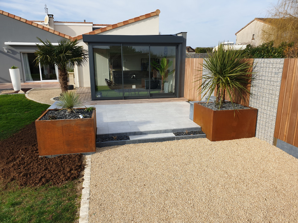Aménagement d'une petite terrasse avec des bacs en acier Corten ...