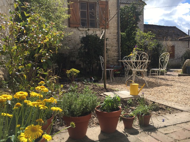 Aménagement paysager d'une cour dans la vallée de la Seine - Country ...