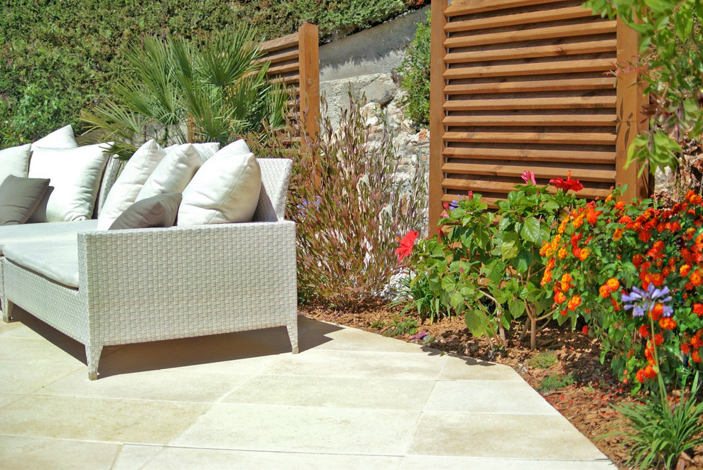 Création d'une terrasse et jardin autour d'une piscine - Mediterranean ...