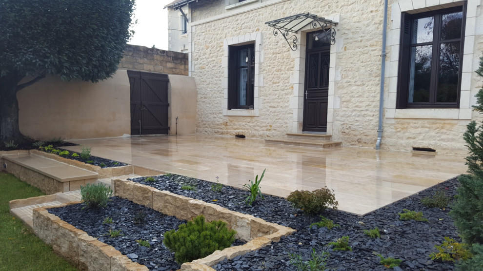 Jardin avec une terrasse dallage de pierre naturelle Calminia® - Modern ...