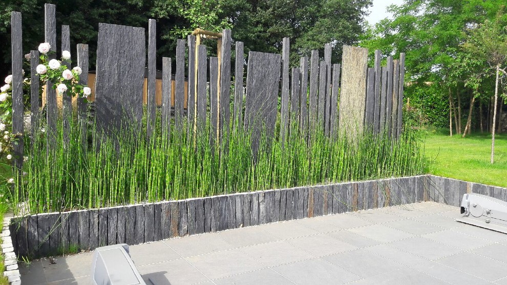 Jardin contemporain en schiste et dalles de grès cérame - Contemporary ...