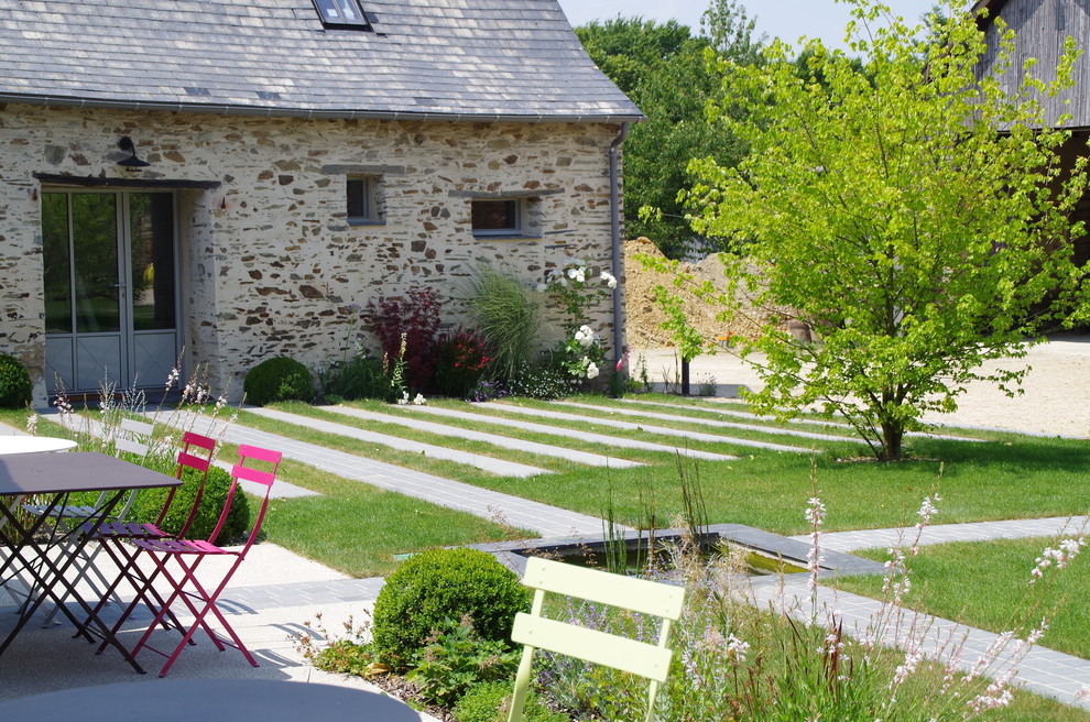 Un jardin de détente - Farmhouse - Landscape - Angers - by VERTHEME ...
