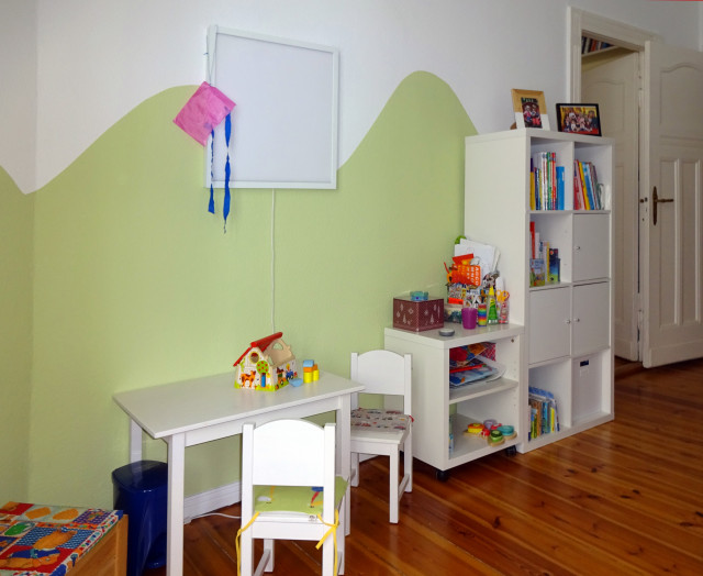 Die Wände sind wellenförmig auf Augenhöhe gestrichen -so wirkt der Raum ...