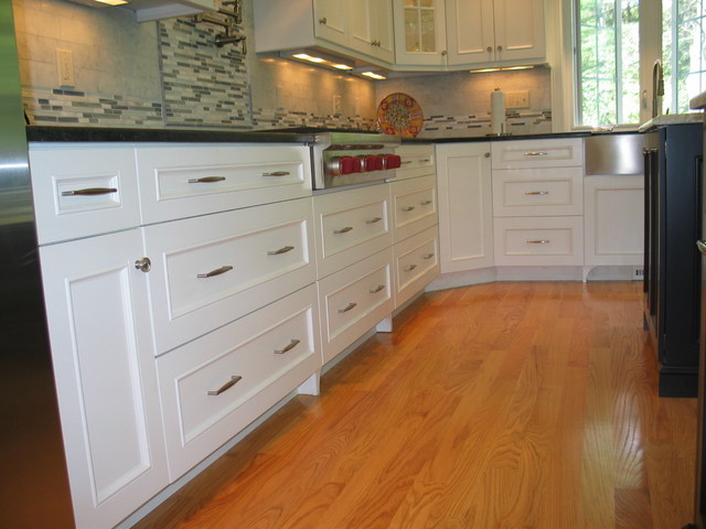 A Full Overlay Style Kitchen - Classique Chic - Cuisine - Boston - par ...