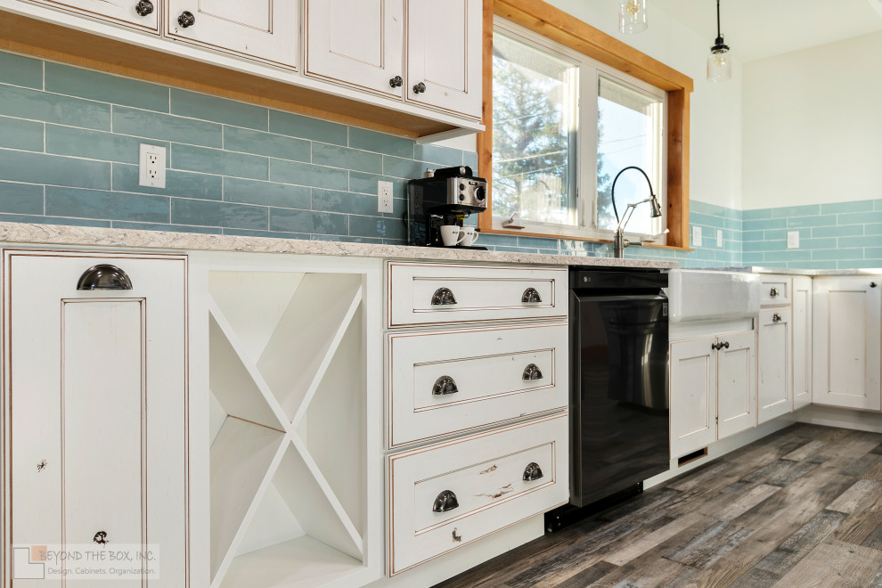 A Kitchen With Character - Classique Chic - Cuisine - Autres périmètres ...