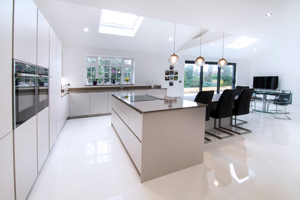 A symmetrical handle-less design in high gloss - Contemporary - Kitchen ...