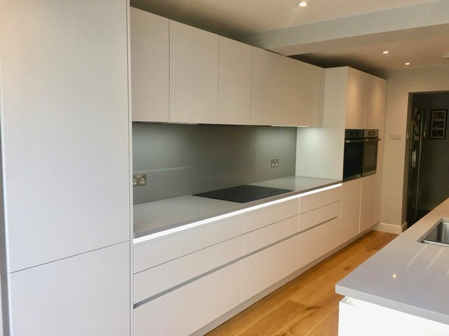 Alpine White Open plan kitchen with Quartz Worktops and Splashbacks ...