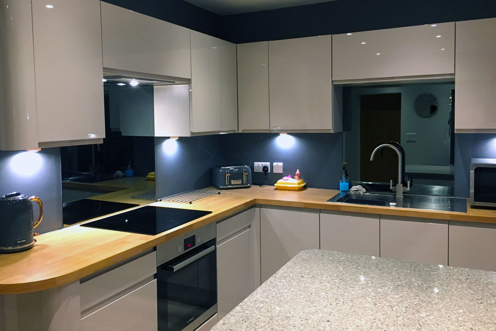 An Innova Luca Gloss Cashmere Handleless Kitchen - Real Customer Kitchens - Moderno - Cocina ...