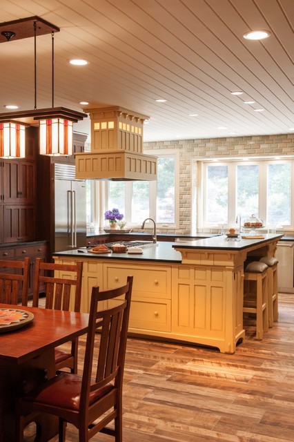 Arts & Crafts Kitchen with Craftsman Door Style - Estilo Craftsman ...