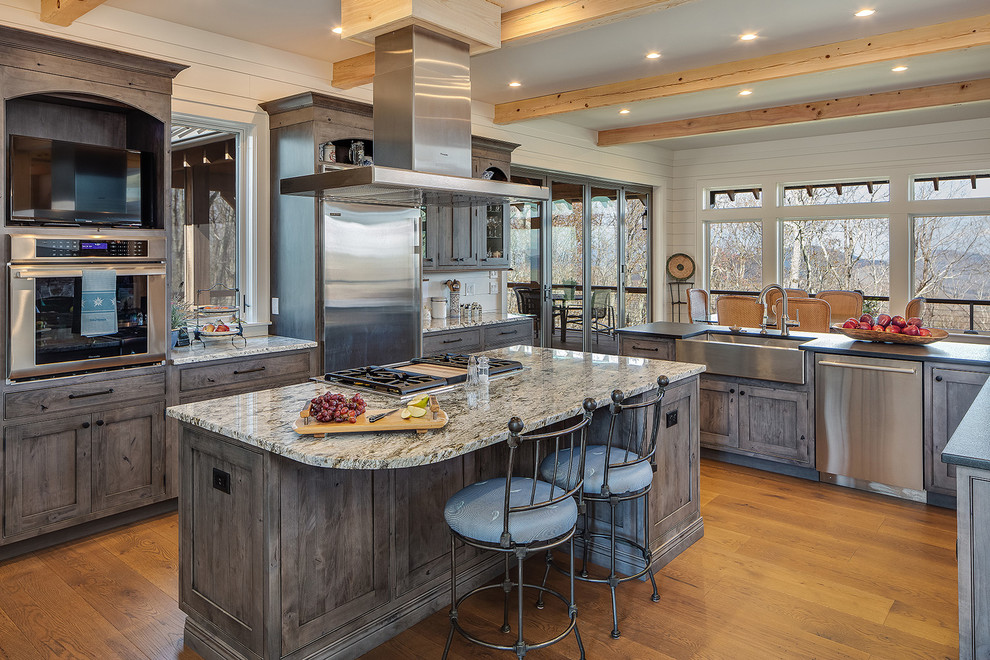 Azul Celeste granite island with Absolut Black leathered perimeter ...