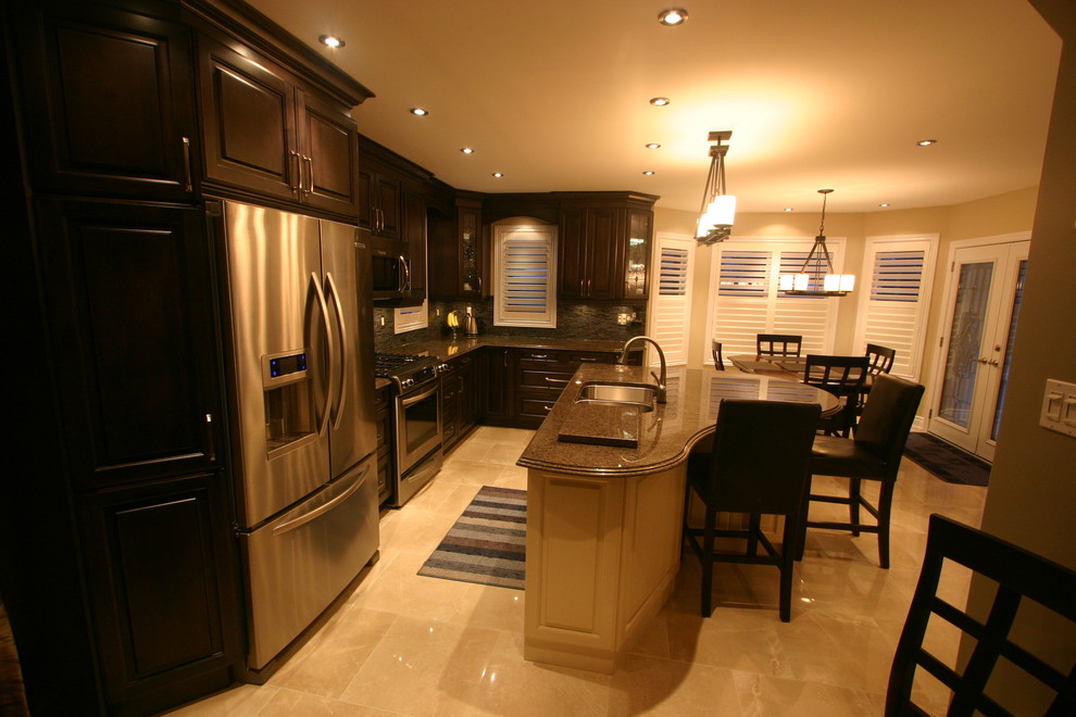 Baby grand piano island and 2 tone Cabinetry - Clásico - Cocina ...