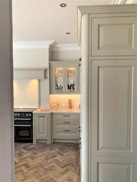 Banquette Seating Painted Raised and Fielded Doors - Clásico - Cocina ...