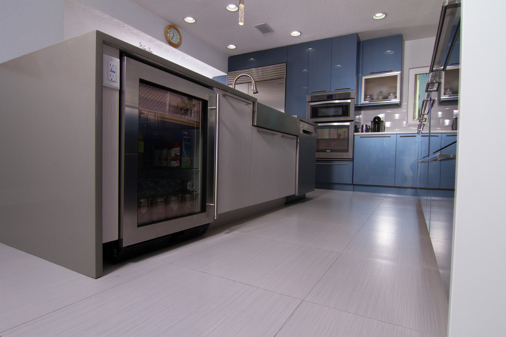 Beachside Contemporary - Kitchen - Tampa - by McCabinet | Houzz