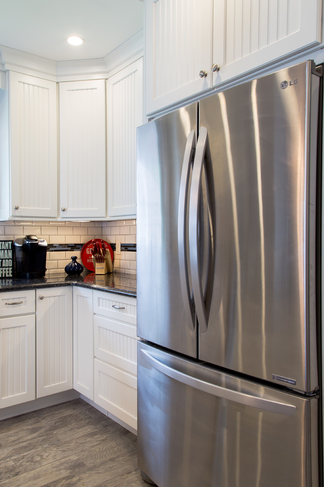 Beachy Farmhouse - Kitchen - New York - by Five Star Kitchens | Houzz