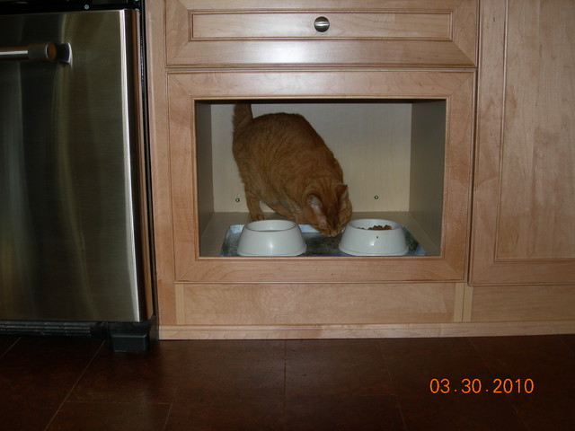 Beautiful Functional Kitchen with Cat Cabinet - Klassisch modern ...