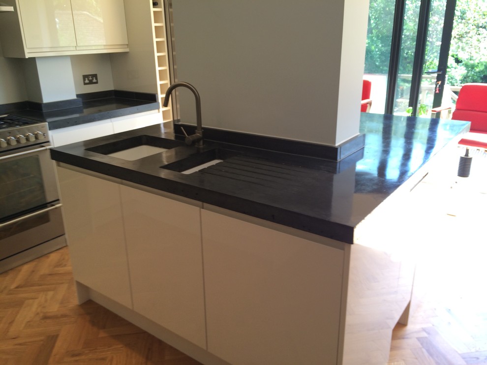 Black Concrete lsland and L-shaped concrete worktop - Contemporary ...