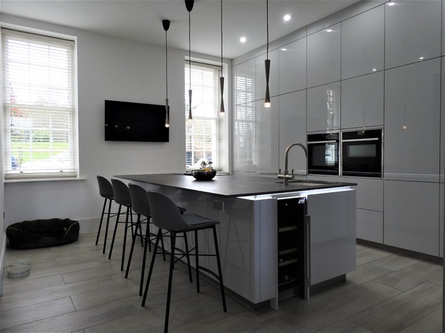 Bright and Modern Kitchen with fantastic clean lines - Modern - Kitchen ...