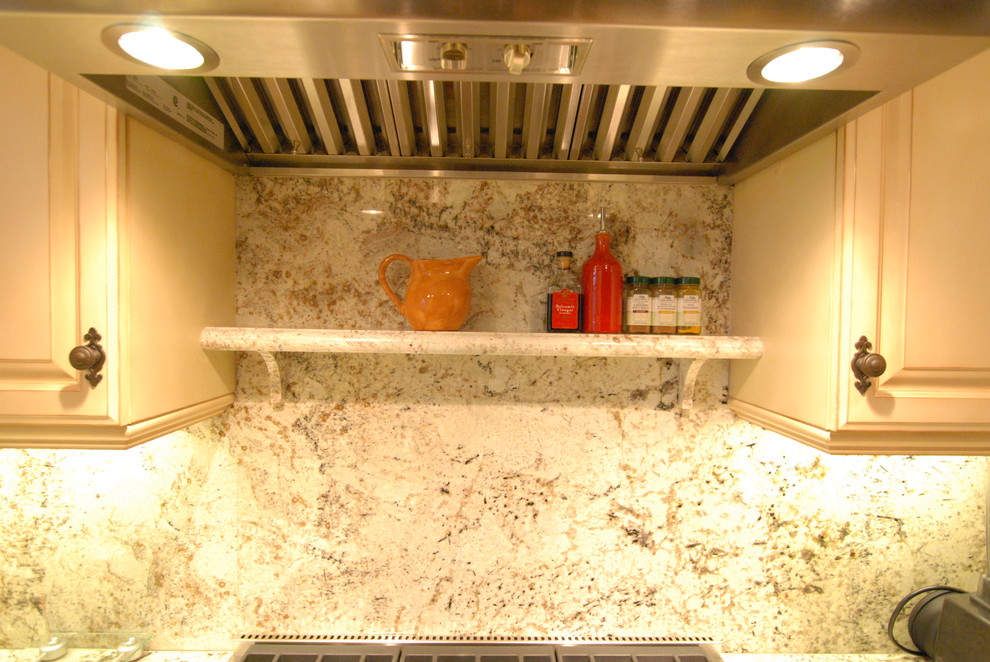 Built-In Range Hood | Marble Backsplash - Classique - Cuisine - Los ...