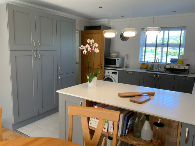 C-shape kitchen with quartz and timber look shelving - Classique ...