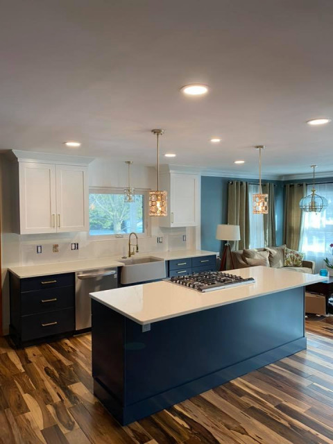 Cabinets: Showplace EVO Door Style Pierce Extra White Uppers, Hail Navy ...