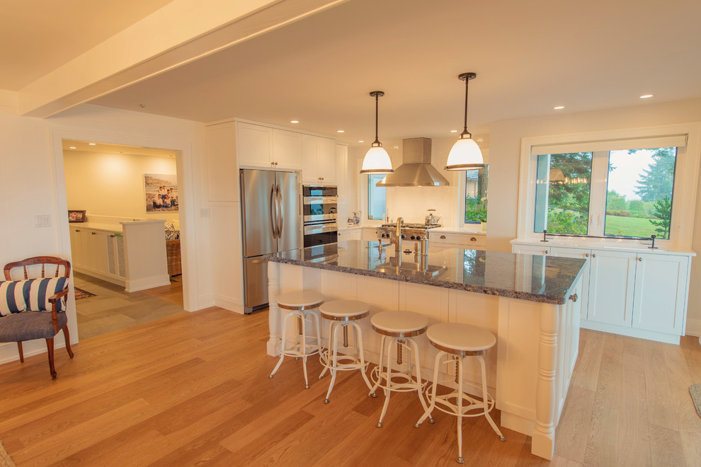 Cape-Cod Inspired Retreat - Classique - Cuisine - Vancouver - par ...