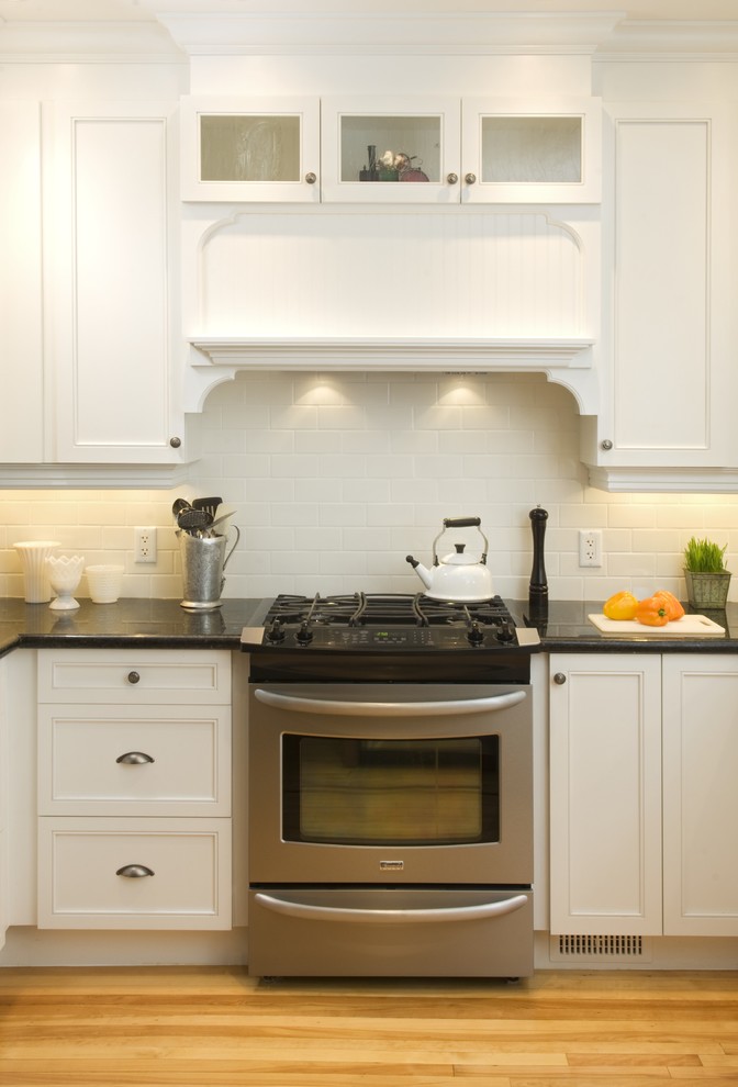 Caroline Street - Traditional - Kitchen - Ottawa - by Laurysen Kitchens ...