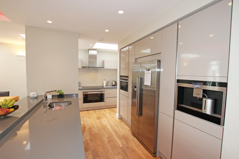 Cashmere handleless gloss kitchen - Modern - Kitchen - London - by LWK London Kitchens | Houzz