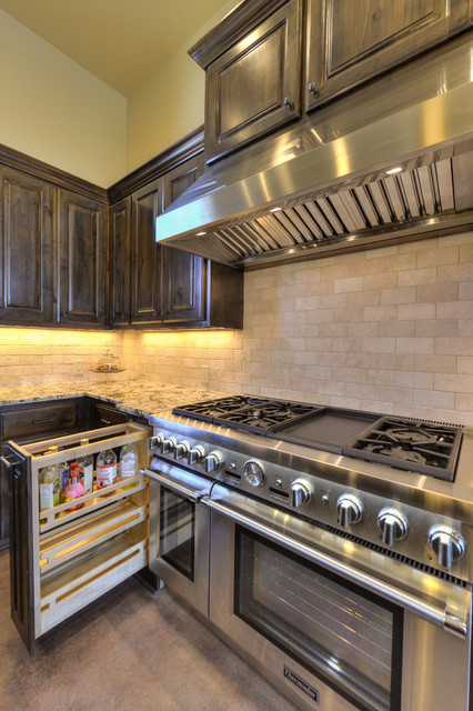 Chef's Range with pull out spice racks on sides - Méditerranéen ...