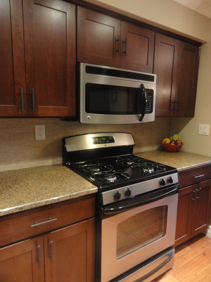 Cherry Kitchen Cabinets | Shaker Cabinetry | CliqStudios - Traditional ...