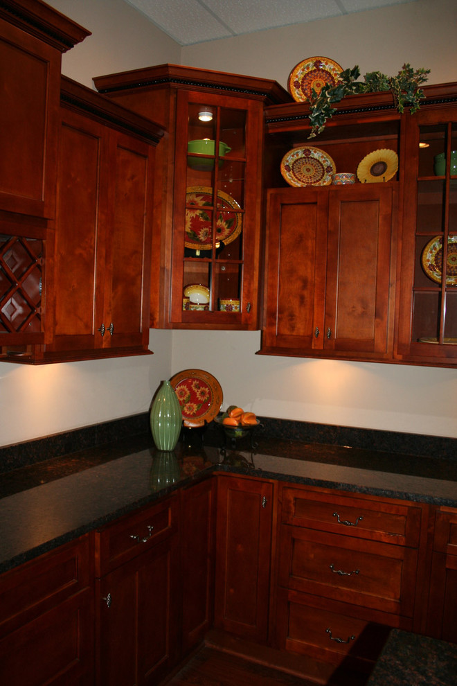 Cherry Shaker Kitchen Cabinets Home Design - Traditional - Kitchen - Columbus - by Lily Ann ...