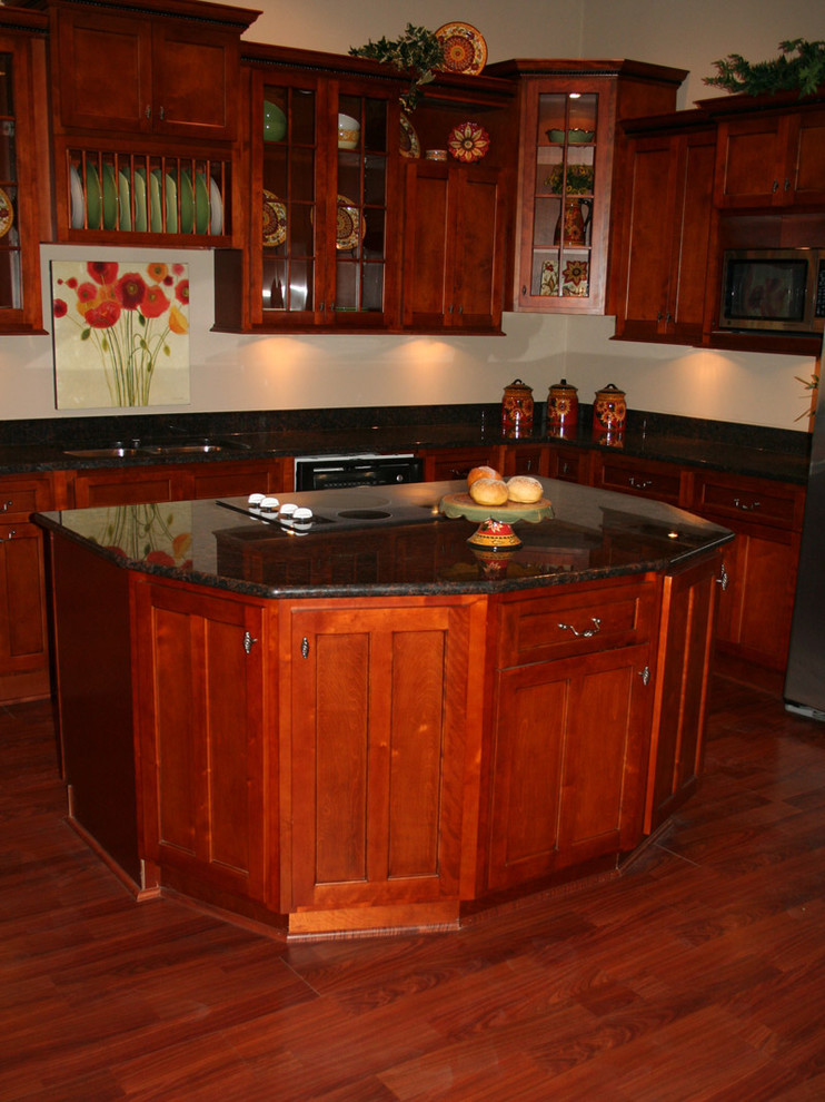 Cherry Shaker Kitchen Cabinets Home Design - Traditional - Kitchen - Columbus - by User | Houzz