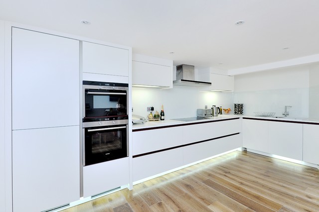 Classic Pure White Matt Handleless Kitchen with handrail detail ...