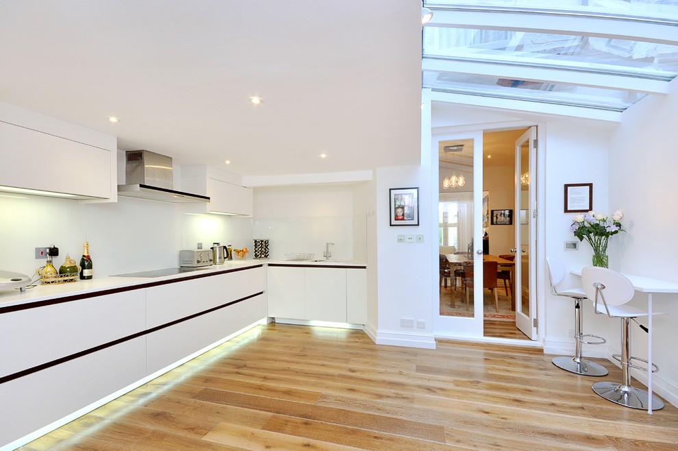 Classic Pure White Matt Handleless Kitchen with handrail detail ...