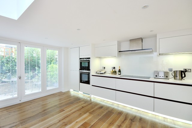Classic Pure White Matt Handleless Kitchen with handrail detail ...