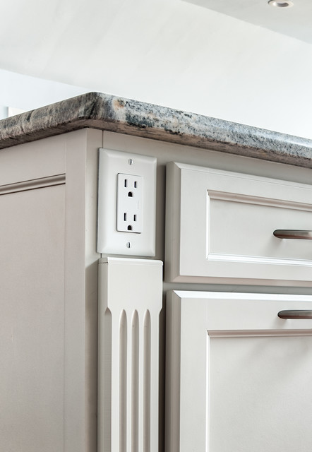 Clever outlets - on this Island Open concept kitchen - Classique Chic ...