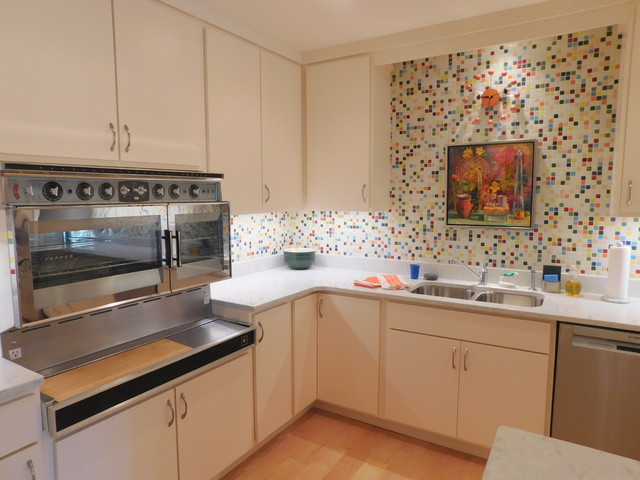Colorful Retro Kitchen Backsplash - Klassisch modern - Küche - Chicago ...