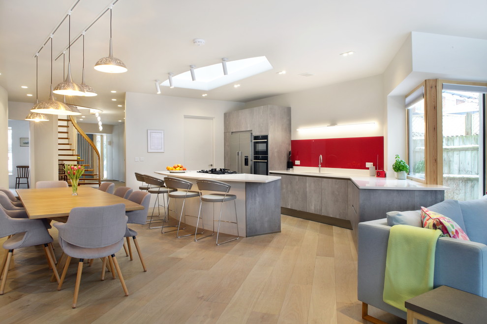 Concrete effect large kitchen with red splashback - Contemporary ...